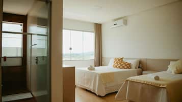 Quarto Triplo Deluxe | Minibar, secretária, cortinas/cortinados opacos, ferro/tábua de engomar
