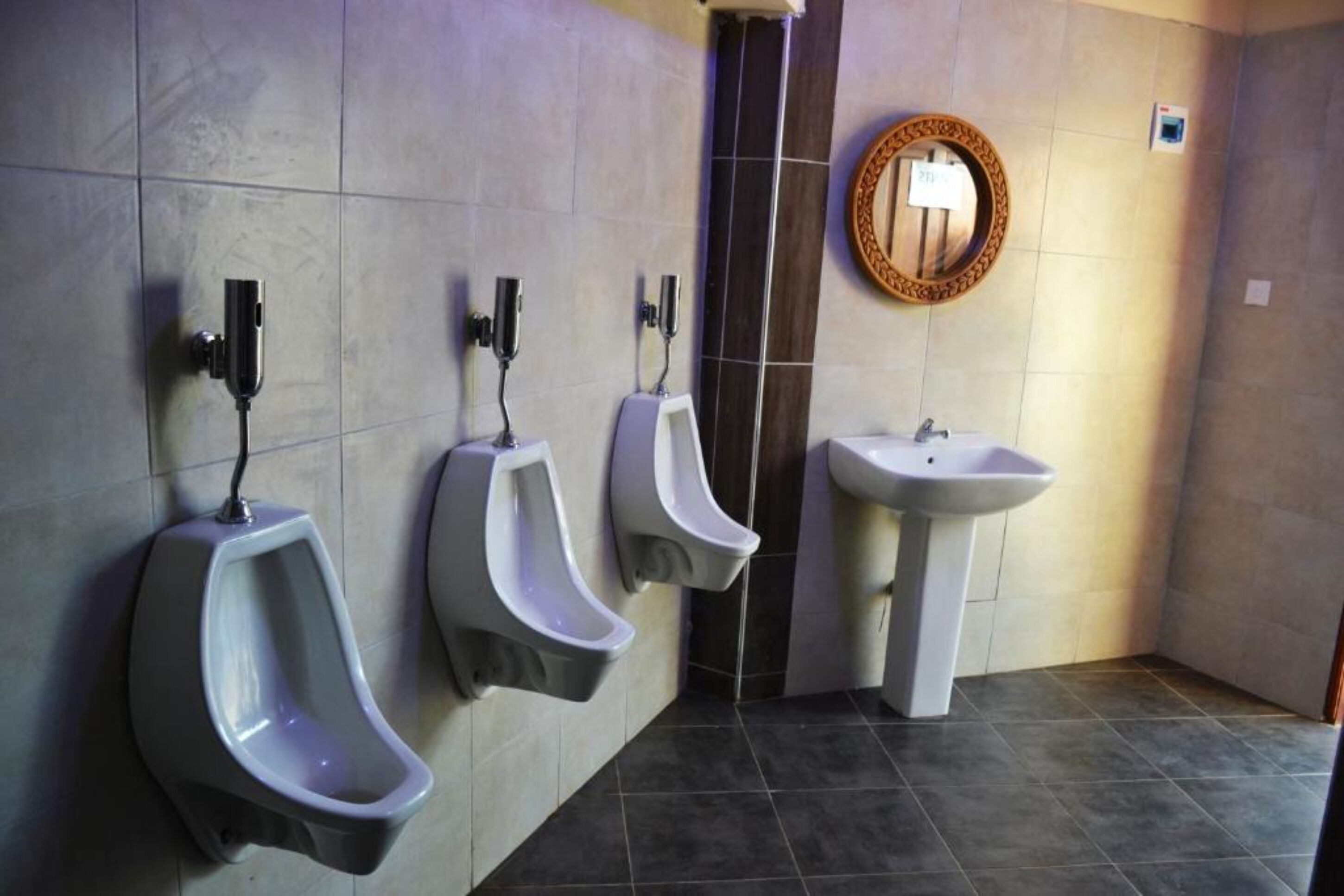 Um polibã, um chuveiro fixo, toalhas fornecidas 