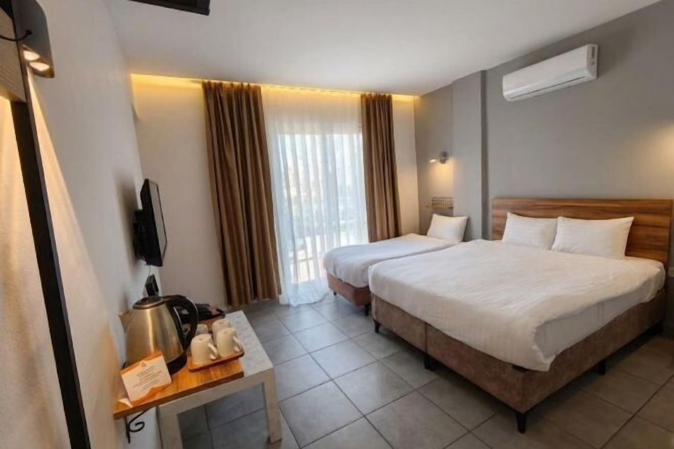 Minibar, cofre no quarto, cortinas/cortinados opacos 
