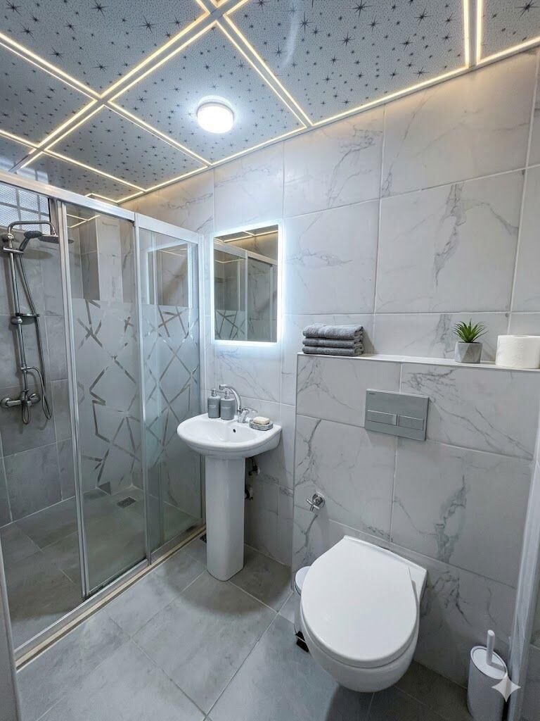 Quarto econômico | Banheiro | Chuveiro, ducha de hidromassagem, secador de cabelo, chinelos