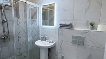 Quarto econômico | Banheiro | Chuveiro, ducha de hidromassagem, secador de cabelo, chinelos