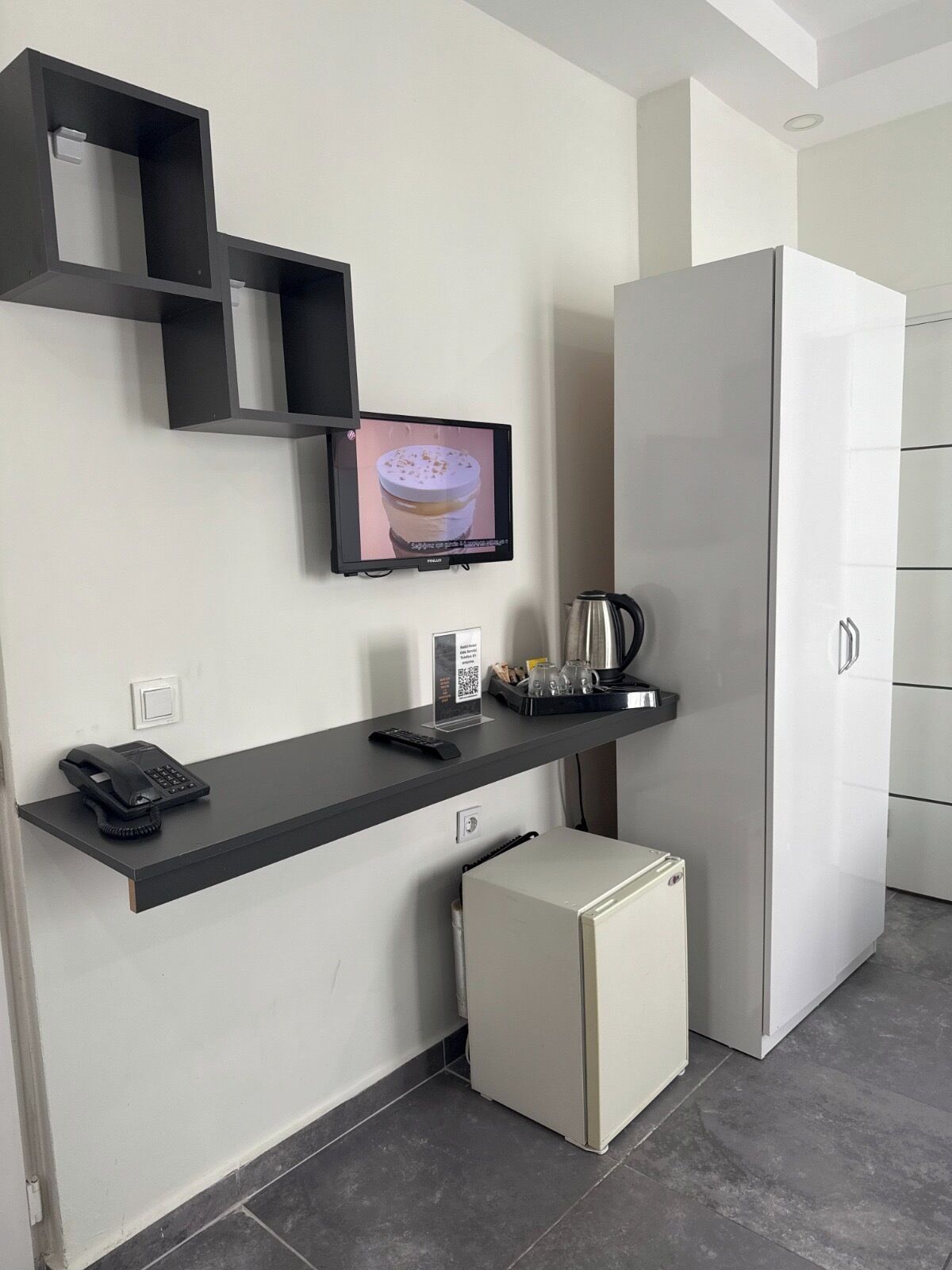 Quarto Triplo Standard (without balcony) | Minibar, cofre no quarto, cortinas/cortinados opacos 