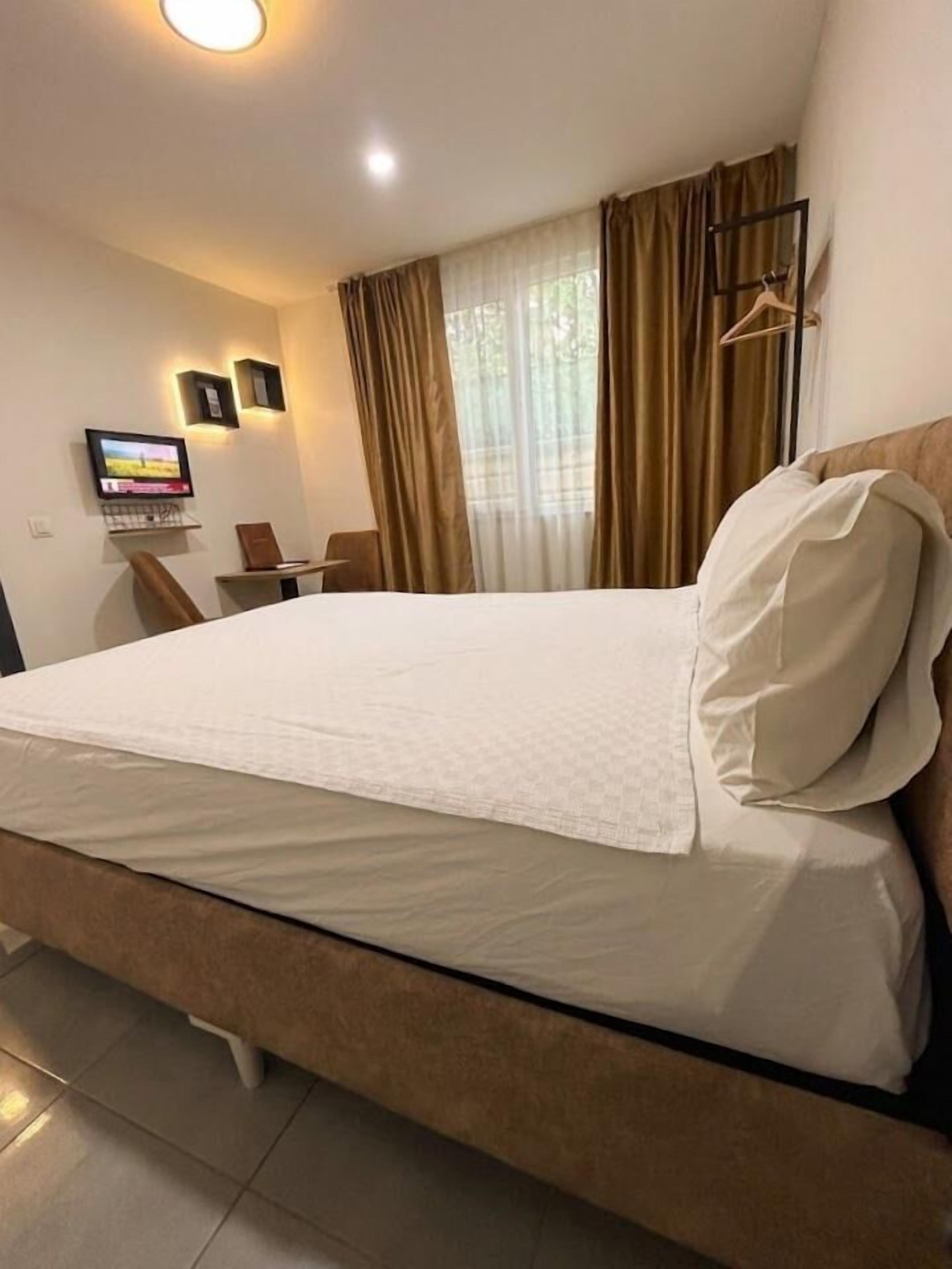1+1 Room with Kitchen | Minibar, cofre no quarto, cortinas/cortinados opacos 