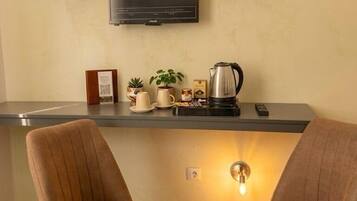 Quarto Económico | Minibar, cofre no quarto, cortinas/cortinados opacos