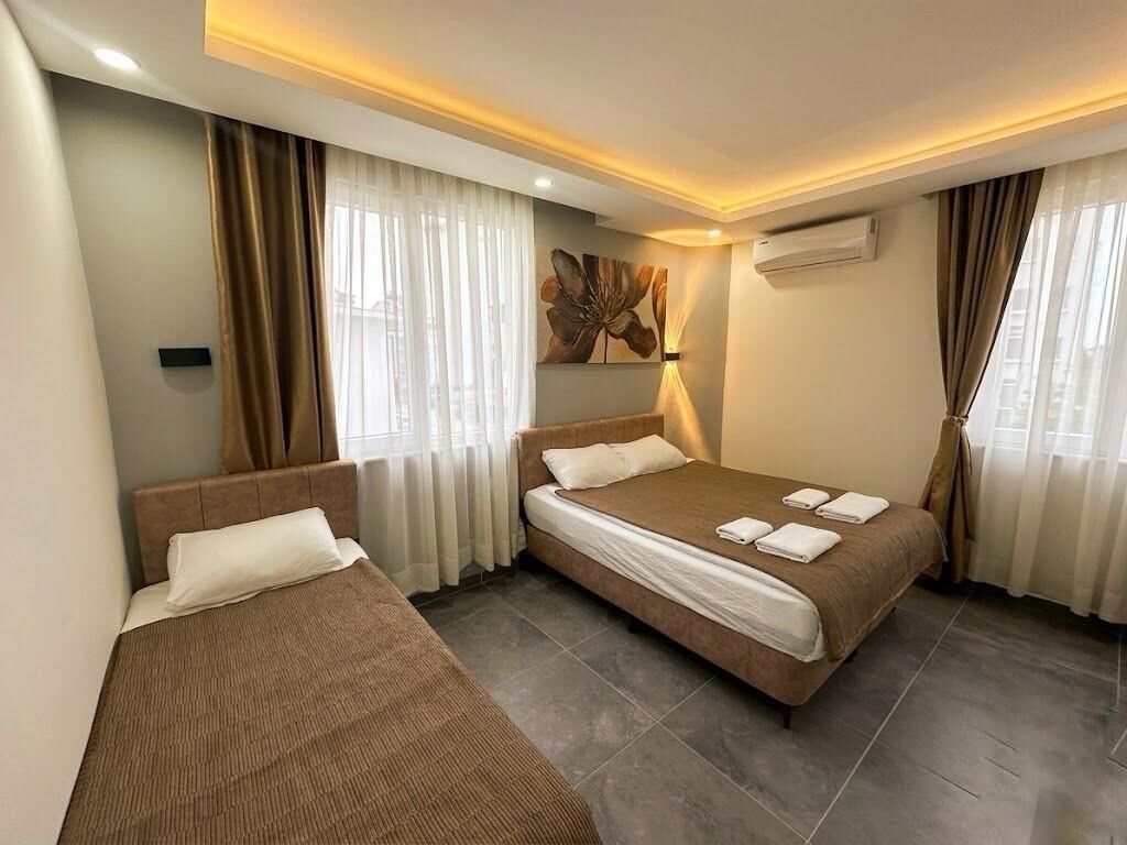 Quarto Triplo Standard (without balcony) | Minibar, cofre no quarto, cortinas/cortinados opacos 