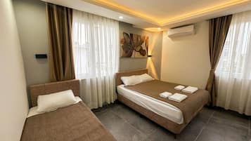 Quarto Triplo Standard (without balcony) | Minibar, cofre no quarto, cortinas/cortinados opacos
