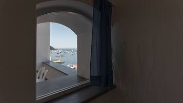 Apartamento, 1 quarto, vista para o mar | Área de estar | TV de tela plana