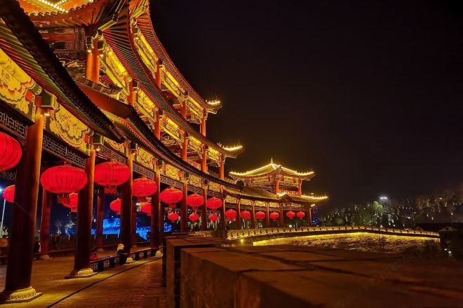 Um edifício tradicional chinês com arquitetura elaborada e lanternas vermelhas.