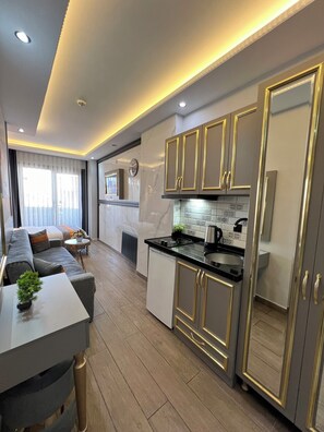Suite Deluxe, Vista para a cidade | Roupa de alta qualidade, cofre no quarto, secretária 