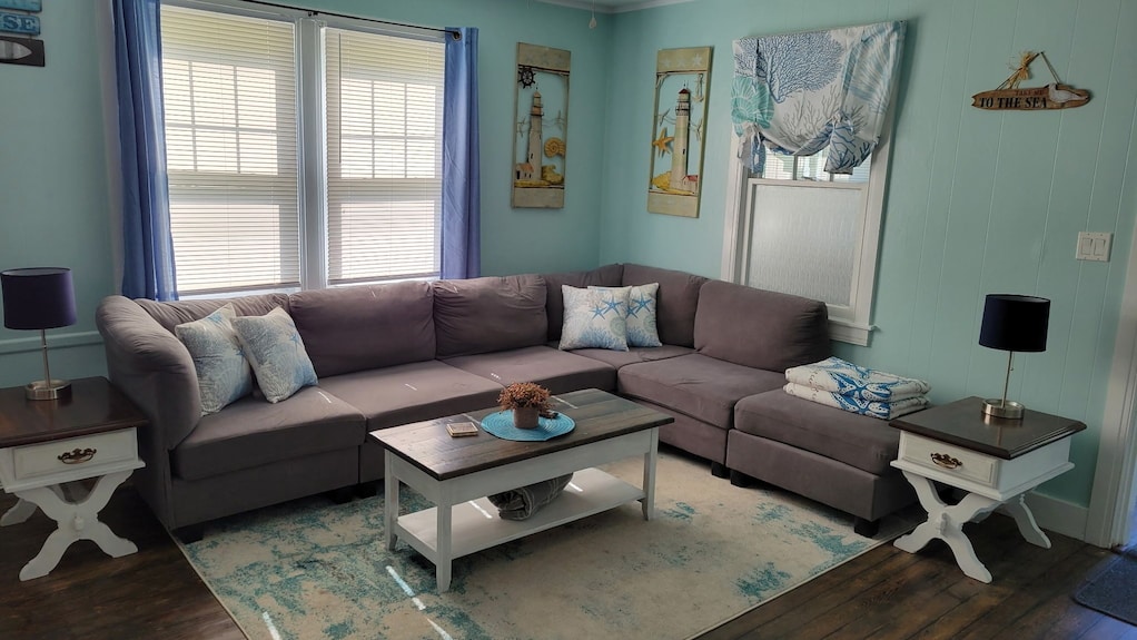 Single Family Beach Home Steps Away From The Beautiful Sylvan Beach - Sylvan Beach, NY