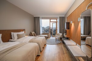 Quarto Twin Deluxe (Lava) | Cofre no quarto, secretária 