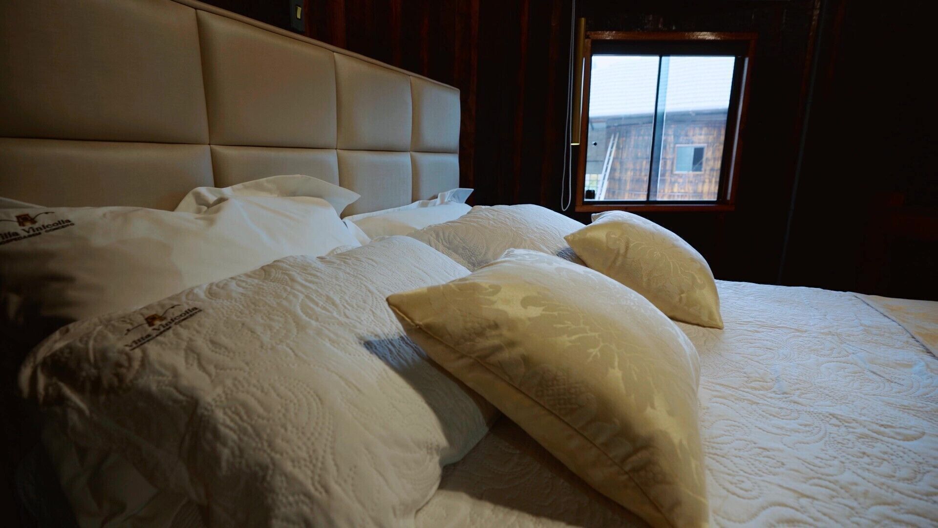 Roupas de cama premium, camas com colchões pillow-top, frigobar
