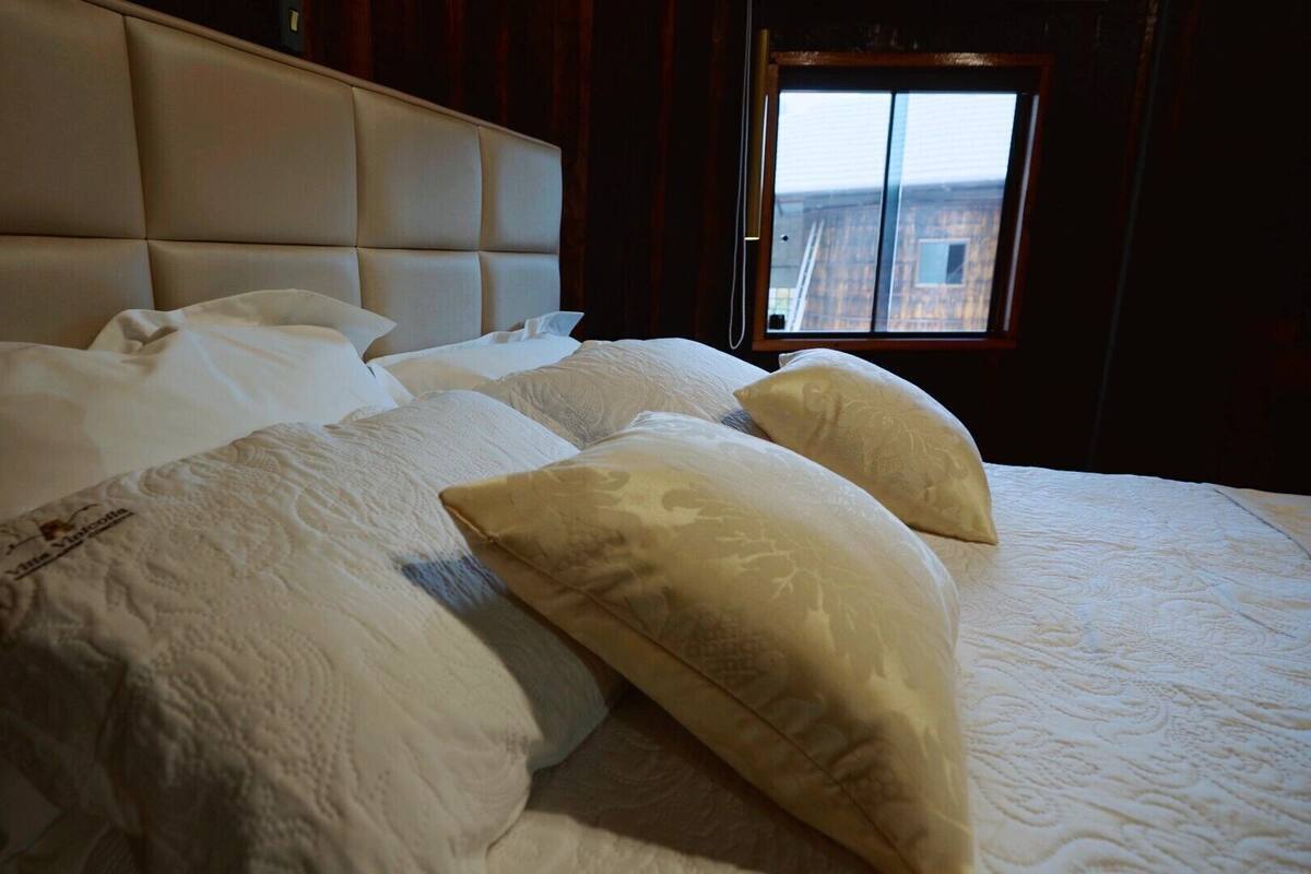 Roupas de cama premium, camas com colchões pillow-top, frigobar