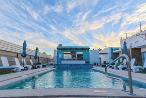 Piscina externa, guarda-sóis, espreguiçadeiras