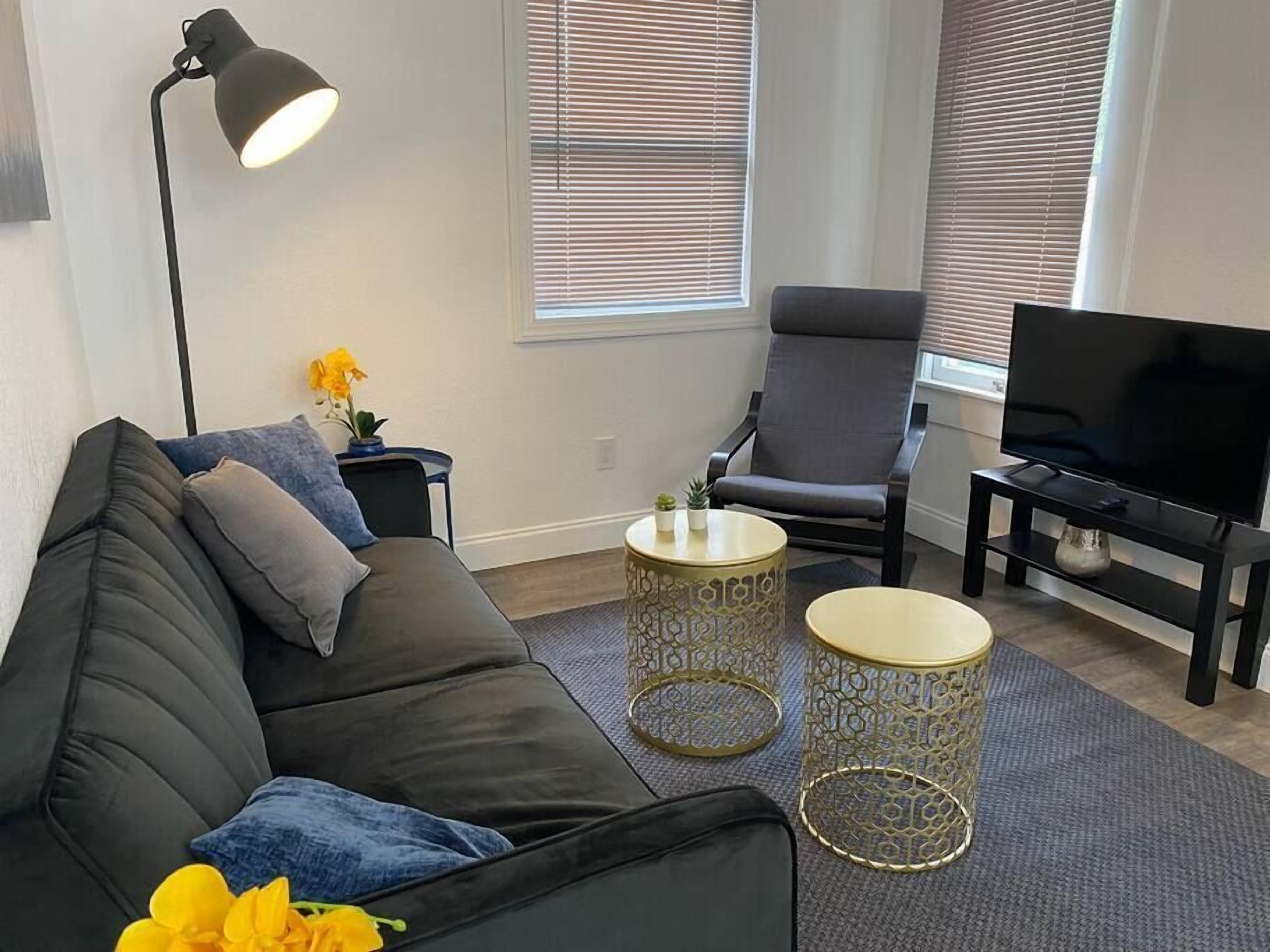 Contemporary Bungalow Walk To Armature & Riverwalk - Tampa Airport (TPA)