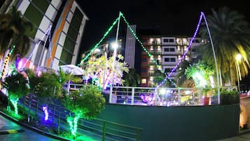 Fachada do alojamento (tarde/noite)