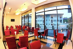 Pequeno-almoço tipo buffet diário (300 THB por pessoa)