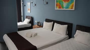Quarto triplo standard | Frigobar, quartos à prova de som, Wi-Fi de cortesia, roupa de cama