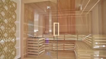 Quarto moderno, bem iluminado, com decoração em madeira, divisória de vidro e um design geométrico na parede.