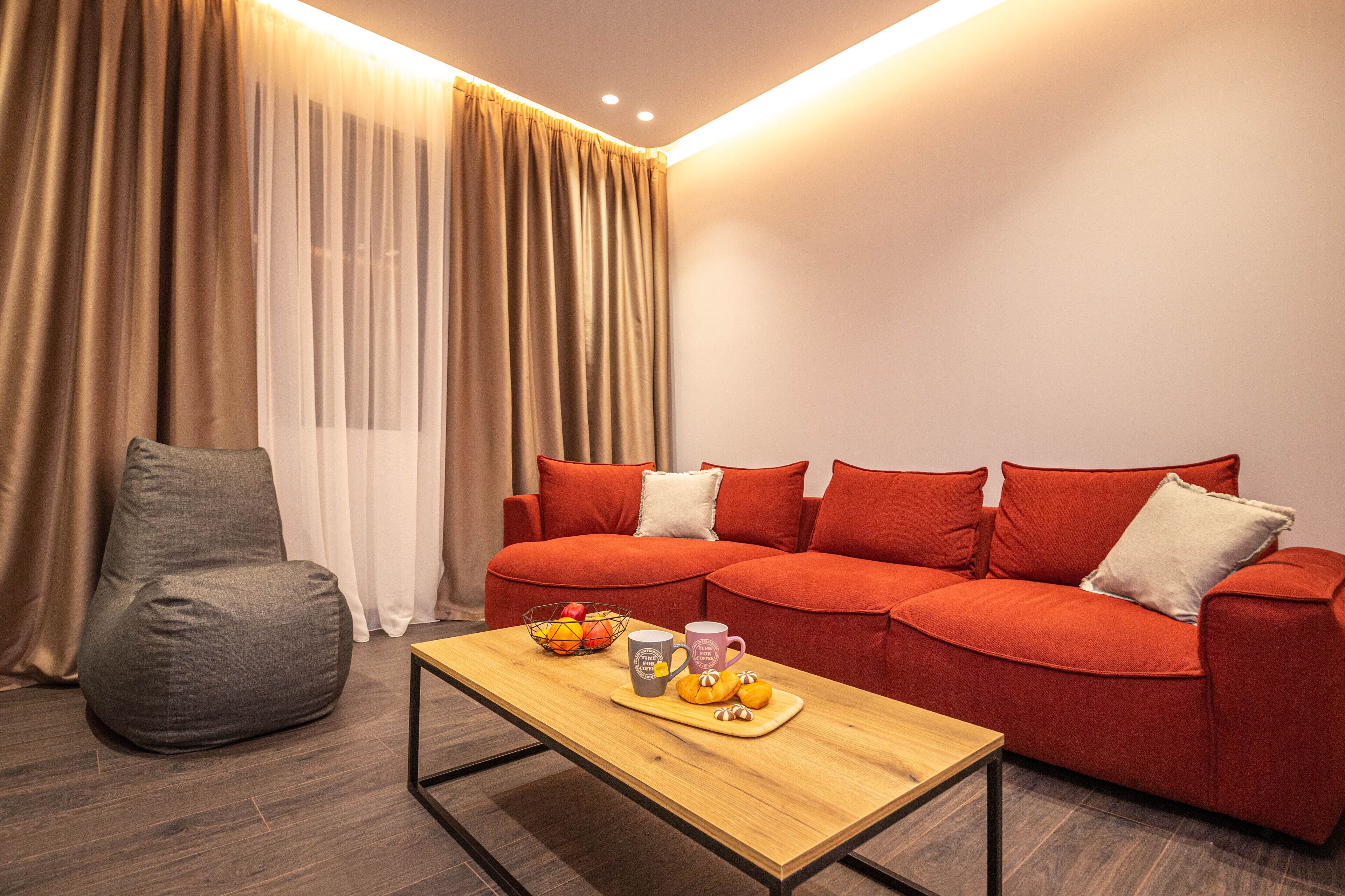 Apartamento, 1 quarto, sacada | Área de estar | Smart TV 50 polegadas com canais a cabo, TV