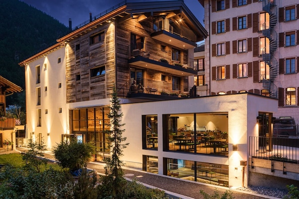 Fachada do alojamento (tarde/noite)