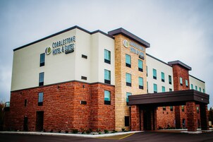 Um hotel com fachada de tijolos e telhado plano.