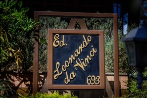 Placa com o nome 'Ed. Leonardo da Vinci' e o número 693.
