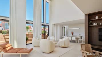 Suite, 1 quarto, Vista para a cidade | Sala | Televisor LED de 55 polegadas com canais por cabo, televisor
