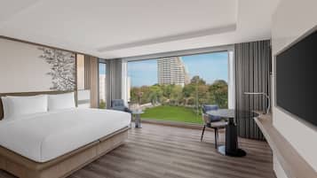 Quarto luxo, 1 cama King, para não fumantes, vista para a cidade | Cofres nos quartos, escrivaninha, espaço de trabalho para notebook
