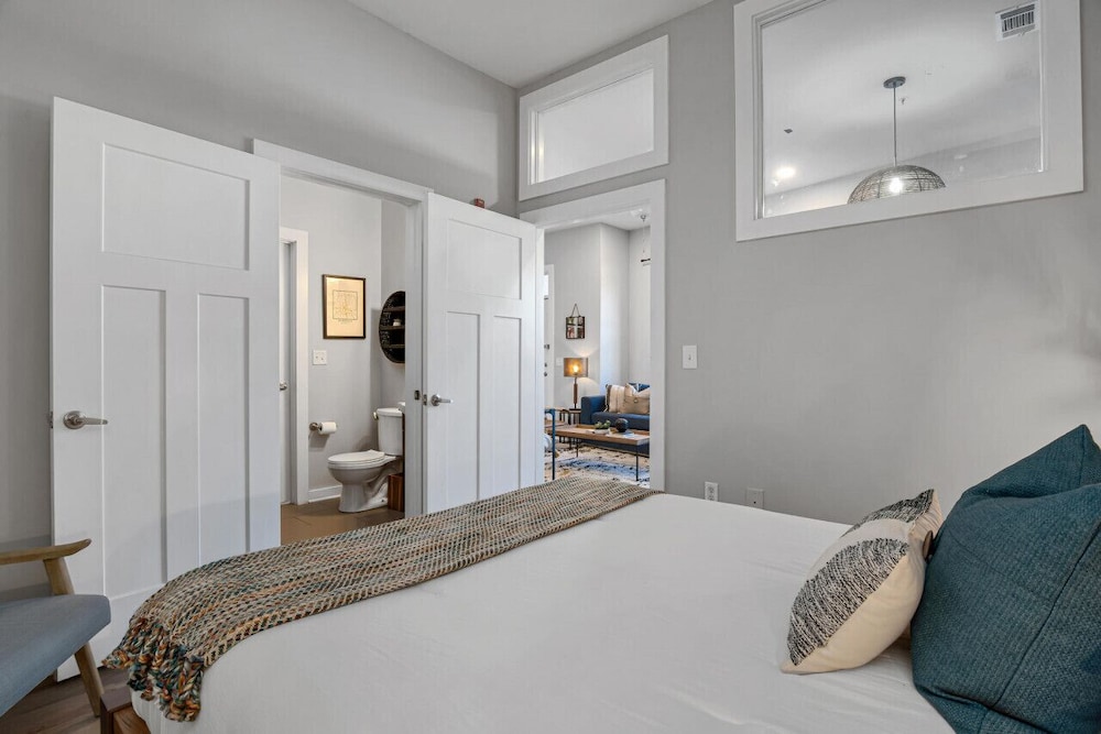 Stylish 2 Bedroom, 3 Bed Near Restaurants & Vandy! - Tennessee
