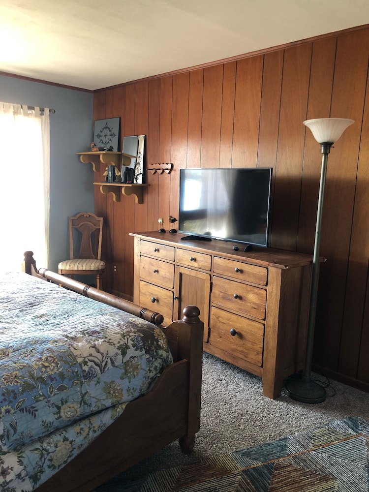 Fenced In Yard! Lovely Mid Century Feel With All Bedrooms Facing The Water! - Birch Lake, Green Oak