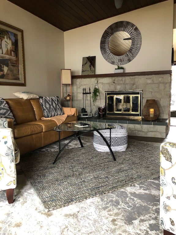 Fenced In Yard! Lovely Mid Century Feel With All Bedrooms Facing The Water! - Brighton, MI