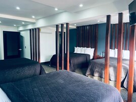 Quarto quádruplo premium | Roupas de cama premium, escrivaninha, Wi-Fi de cortesia, roupa de cama