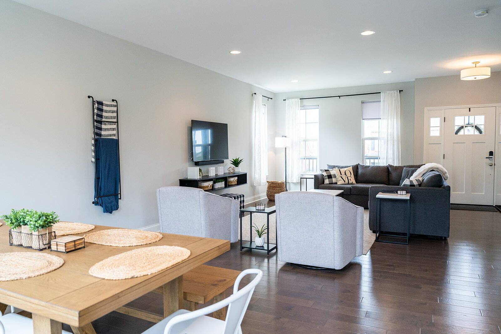 Spacious & Modern Home Only 50 Mls From Smoky Mtns - Clinton, TN