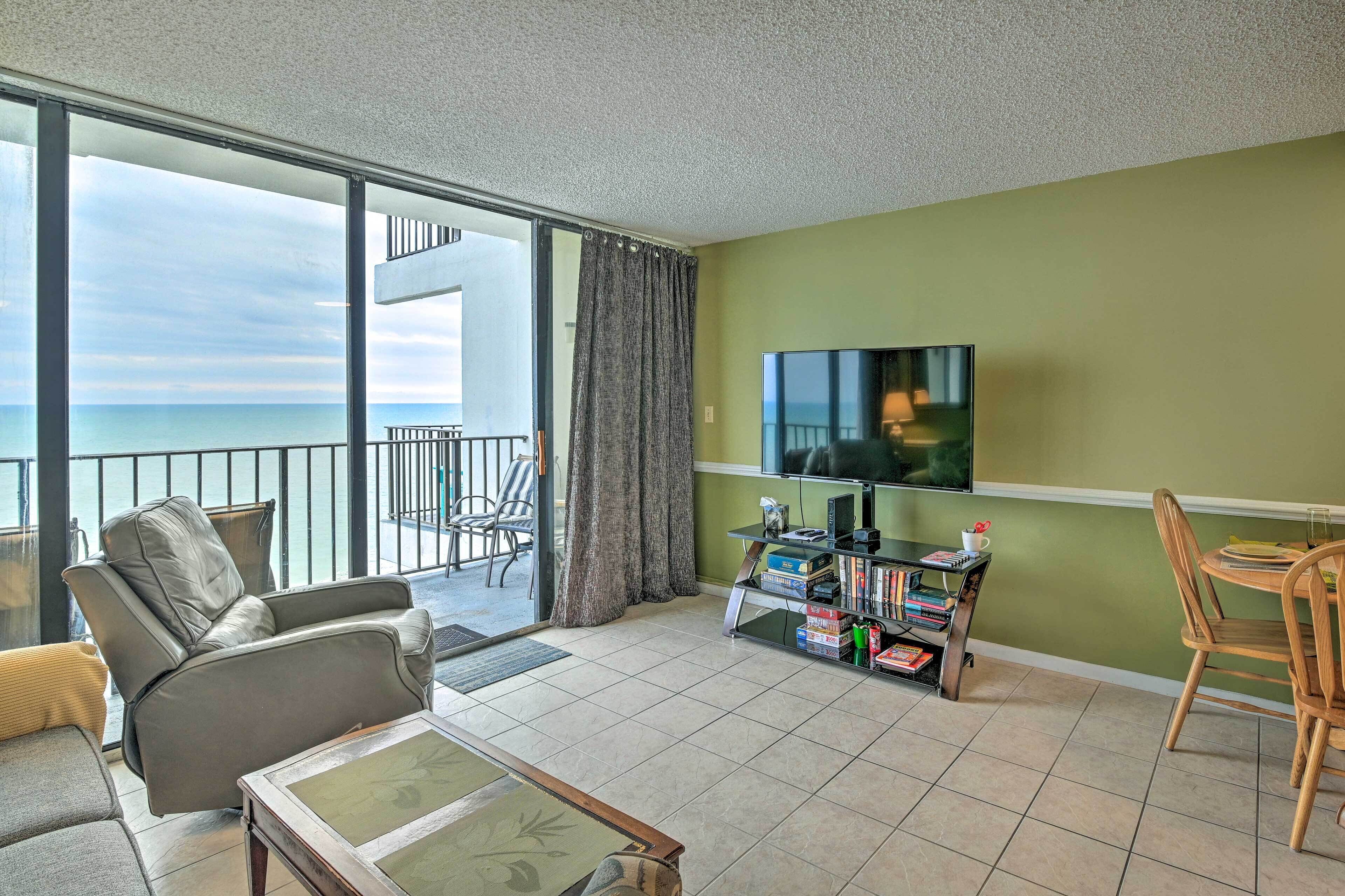 Murrells Inlet Condo W/ Ocean Views & Pool Access! - Garden City, SC