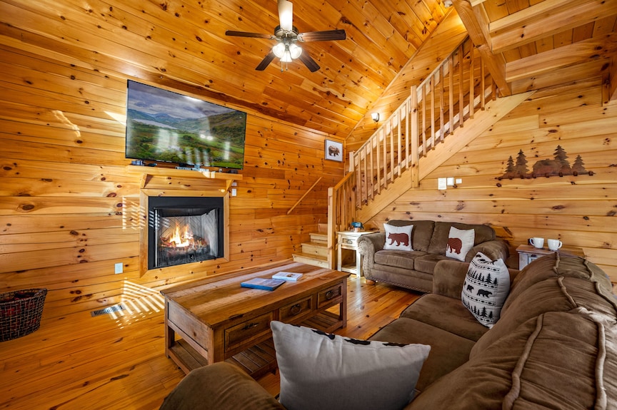 Beautiful Cabin With Hot Tub, Arcade, Pool Table & Game Room Spring Break! - Sevierville, TN