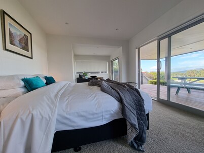 Fabulous Milford 1BR With Views & SkyTV