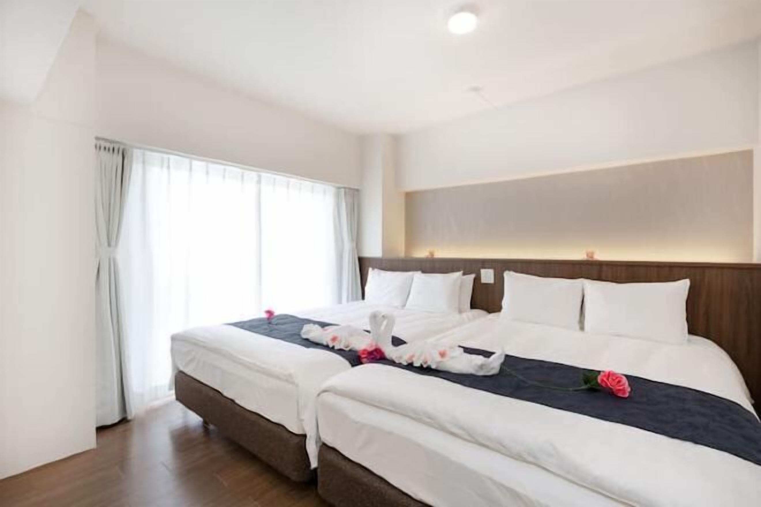 1 quarto, secretária adequada para computadores portáteis 