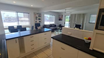 Apartamento, 3 quartos, ao lado da praia | Cozinha privada | Geladeira grande, micro-ondas, cooktop, chaleira elétrica