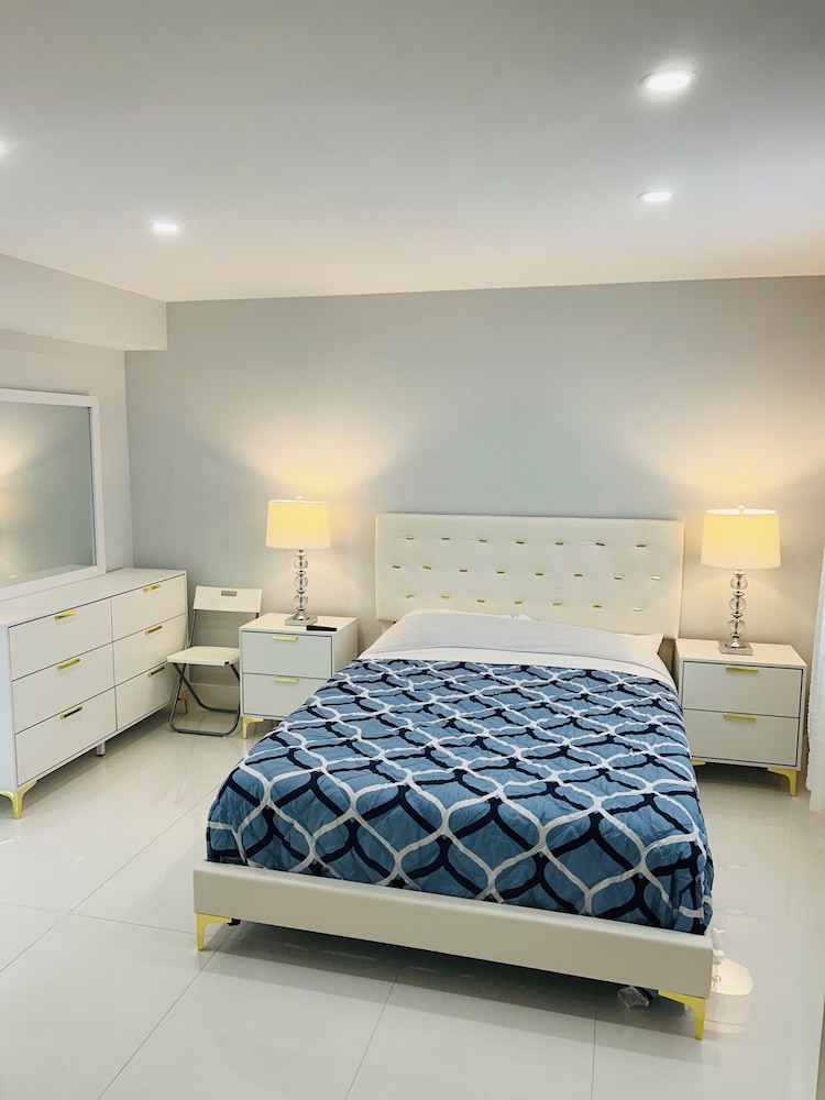 Free Beach Lounges, Umbrella, Free Parking In Oceanfront Condo - North Miami
