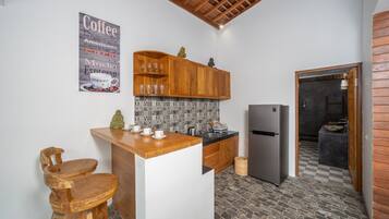 Um frigorífico, um micro-ondas, uma placa de cozinha