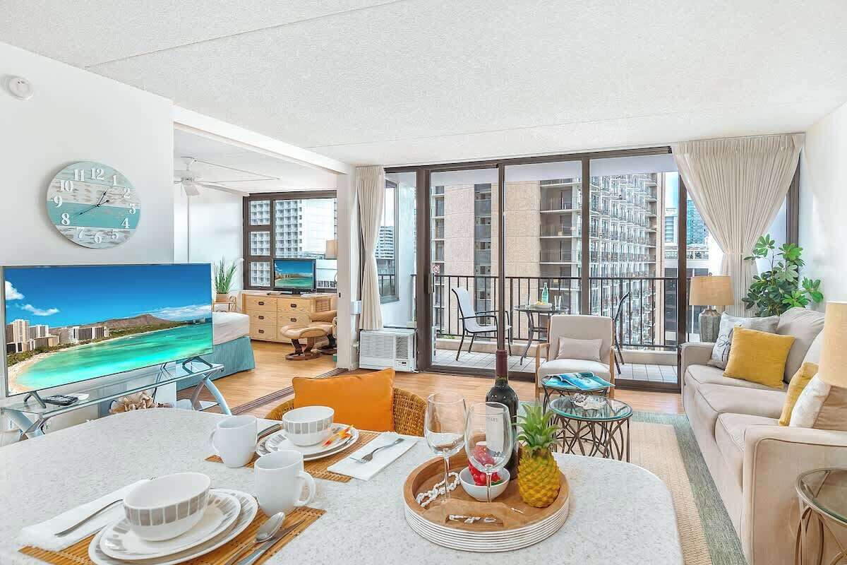 10fl Waikiki Banyan, Steps To Beach & Free Parking - Hawaii
