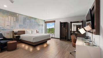 Room,1 King Bed - Top Floor, Non Smoking | Individualmente decorados, individualmente mobiliados, escrivaninha