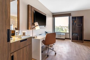 Premium Room, 1 King Bed, Non Smoking | Individualmente decorados, individualmente mobiliados, escrivaninha