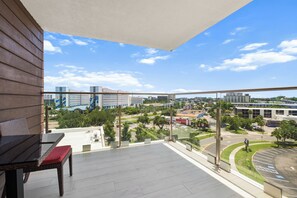 Room,1 King Bed - Balcony, Non Smoking | Vista da sacada
