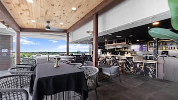 2 restaurantes, com serviço de almoço e jantar; culinária indiana