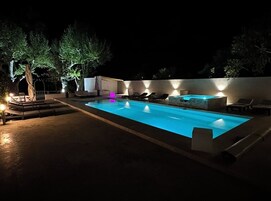 Piscina exterior sazonal, da(s) 8:00 à(s) 20:00, guarda-sóis 