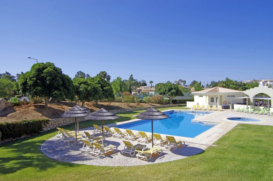 Piscina exterior, da(s) 9:00 à(s) 20:00, guarda-sóis, espreguiçadeiras 