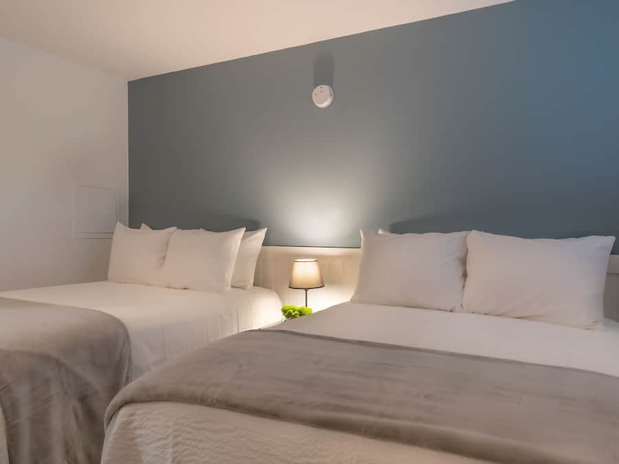 Quarto Duplo Básico, 2 camas de casal | Ferro/tábua de engomar, Wi-fi grátis, roupa de cama fornecida