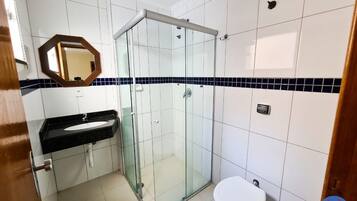 Quarto Clássico com Cama de Casal | Casa de banho | Um polibã, um chuveiro fixo, toalhas fornecidas, sabão